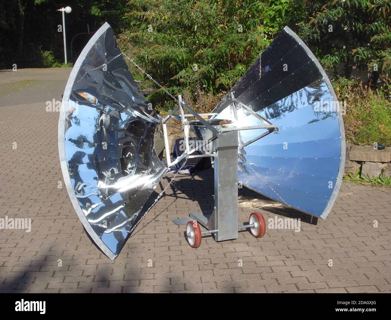 Solar cooker hi-res stock photography and images - Alamy