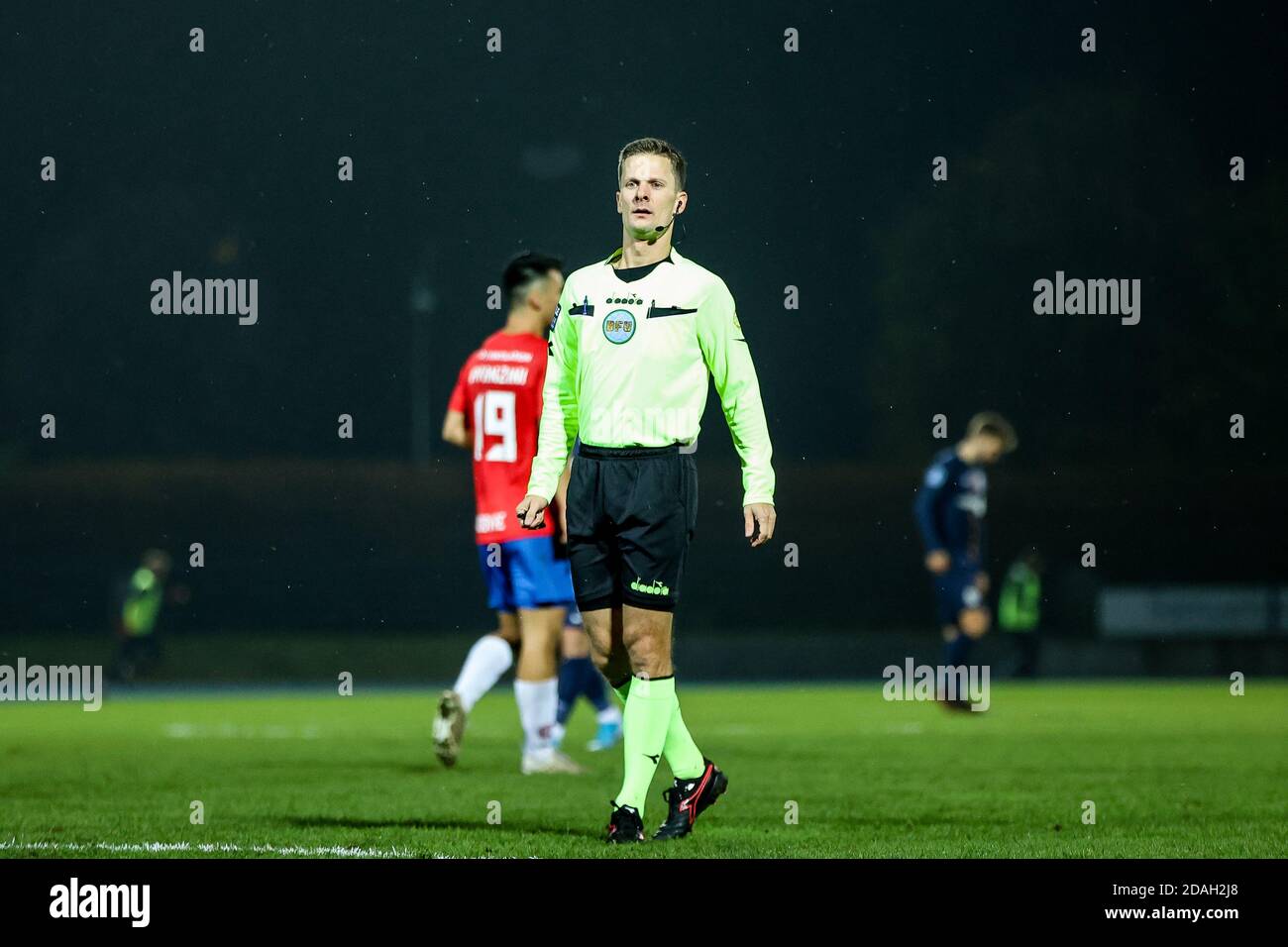 Pokal referee hi-res stock photography and images - Alamy