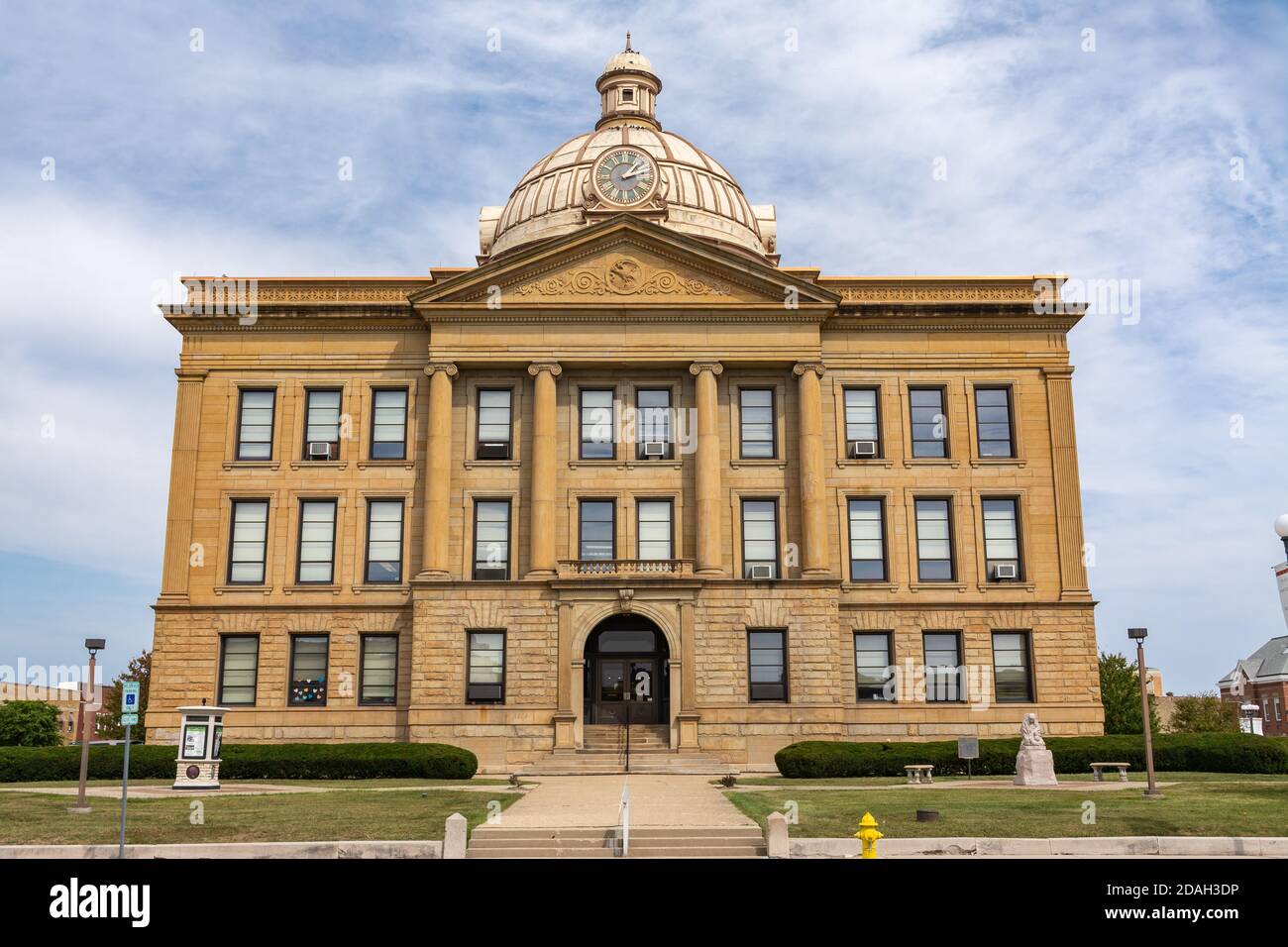 Old lincoln county courthouse hi-res stock photography and images - Alamy