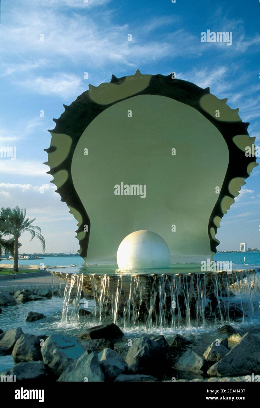 Pearl oyster fountain hi-res stock photography and images - Alamy