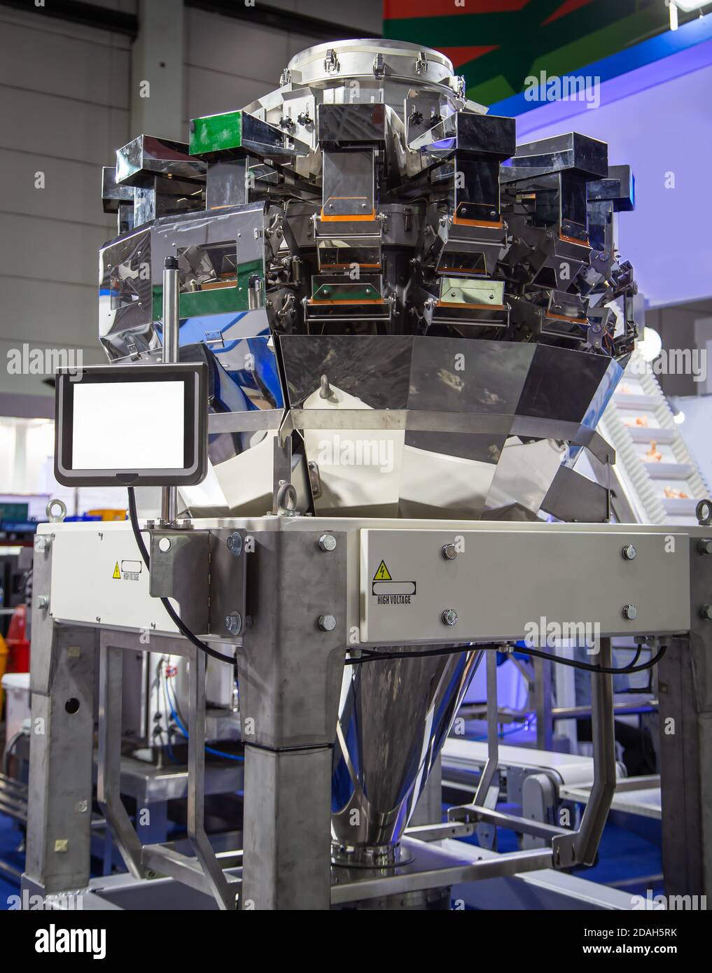 Automated combination weighing. Multihead weighers machine in food ...