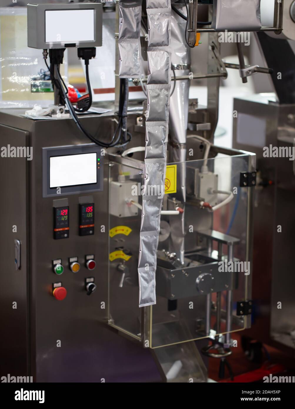 Vertical sauce sachet filling and packaging machine in food industry ...