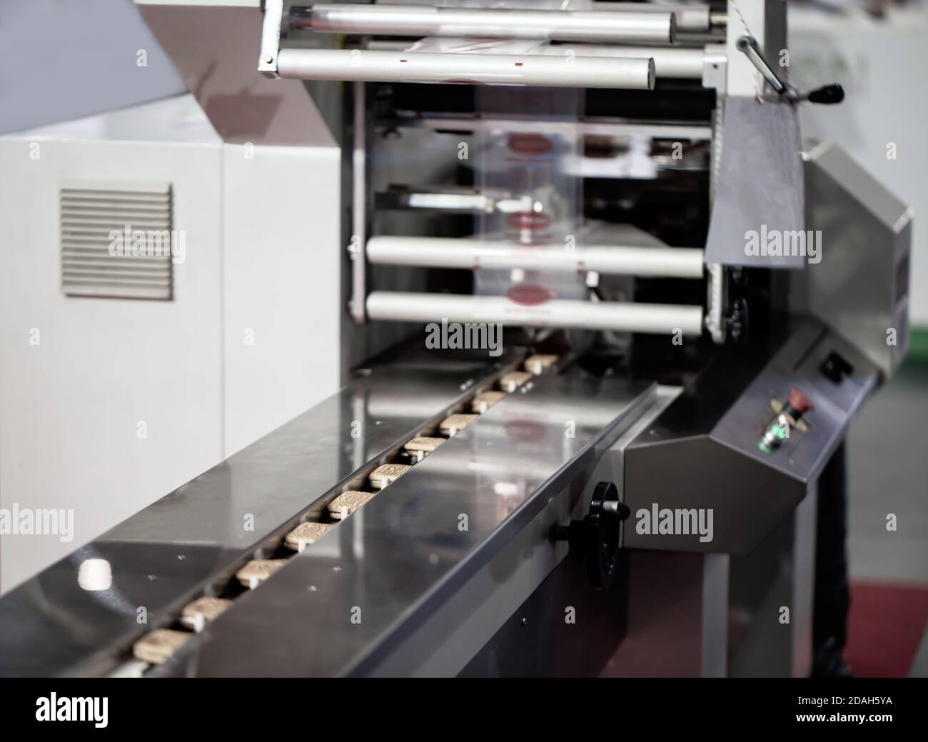 Horizontal flow automatic cookie pouch packing machine in food industry ...