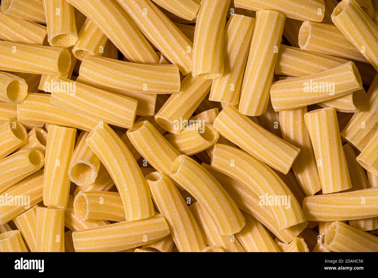 Top view of Italian uncooked tortiglioni pasta Stock Photo - Alamy