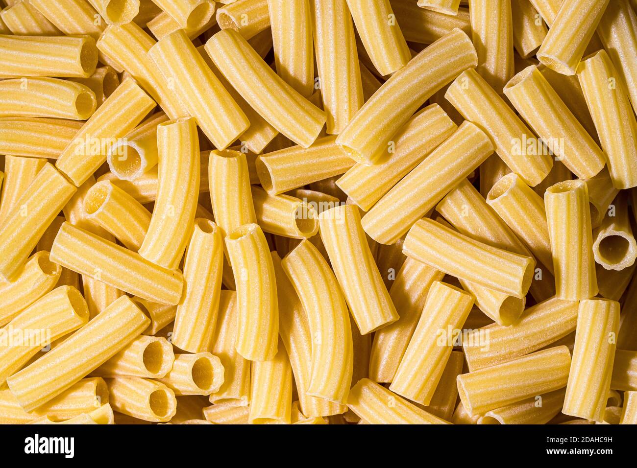 Top view of Italian uncooked tortiglioni pasta Stock Photo - Alamy