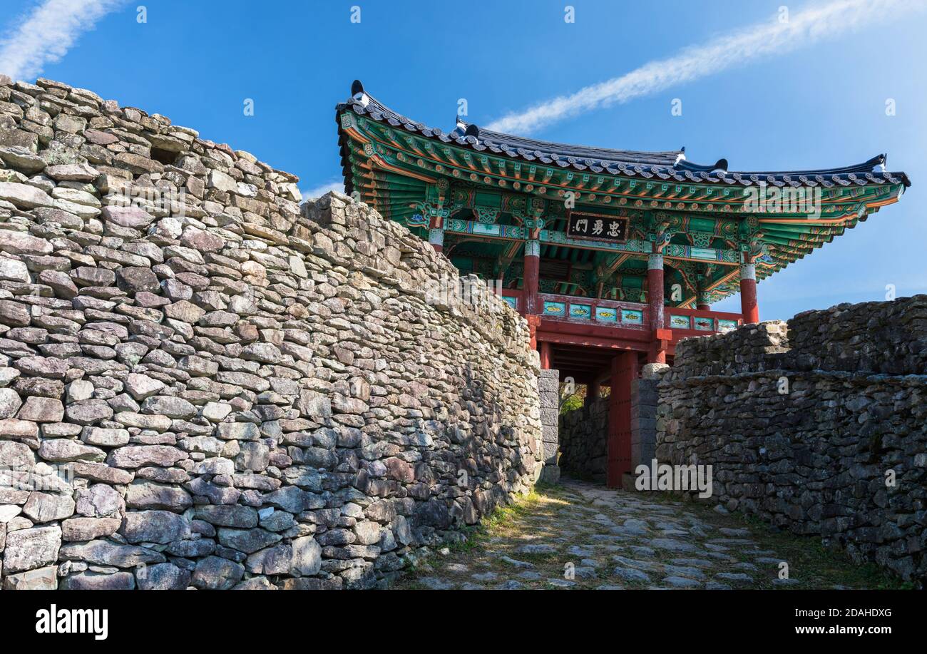 Korean traditional gate hi-res stock photography and images - Alamy