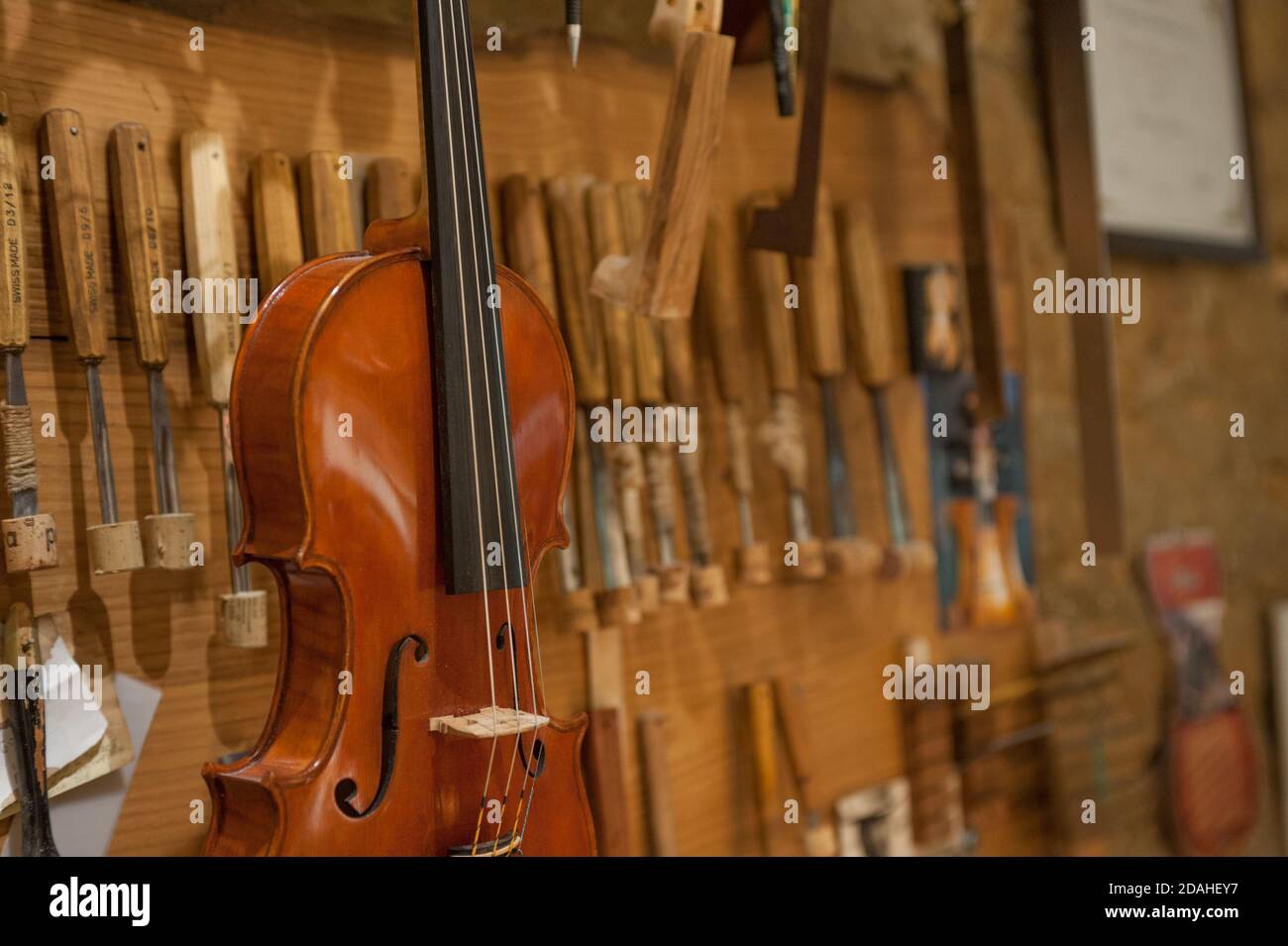 Neapolitan violin making atelier "Liuteria Napoli Stock Photo - Alamy
