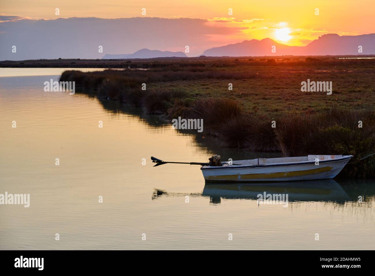 Boat in sea sky sunset boat hi-res stock photography and images - Alamy