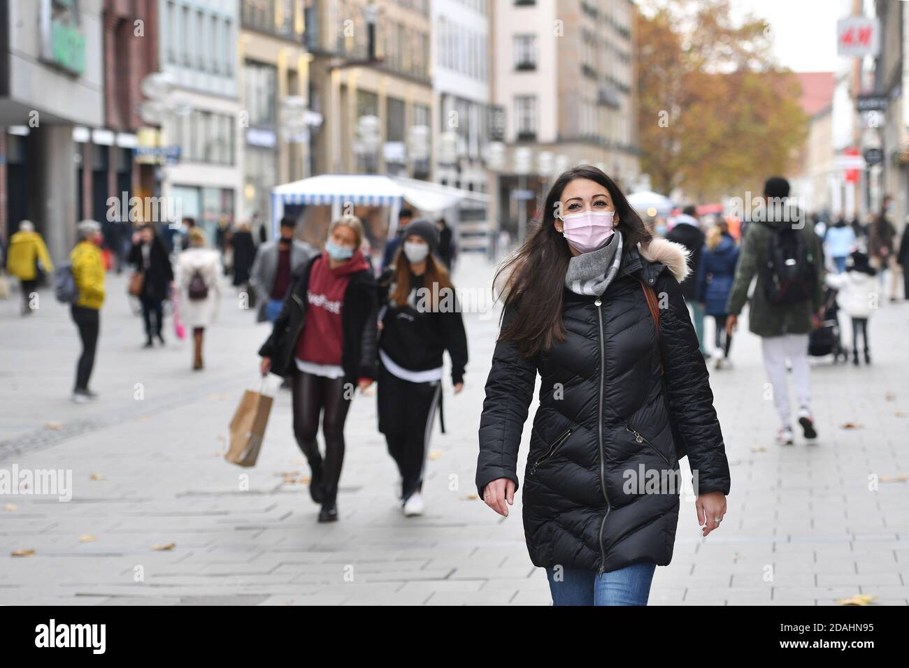 Munich, Deutschland. 11th Nov, 2020. Mask compulsory in the pedestrian ...
