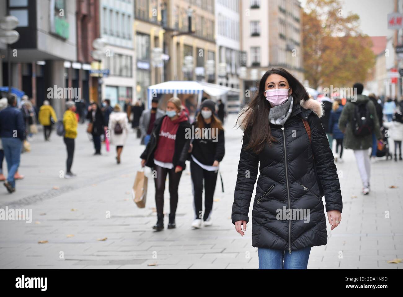 Munich, Deutschland. 11th Nov, 2020. Mask compulsory in the pedestrian ...