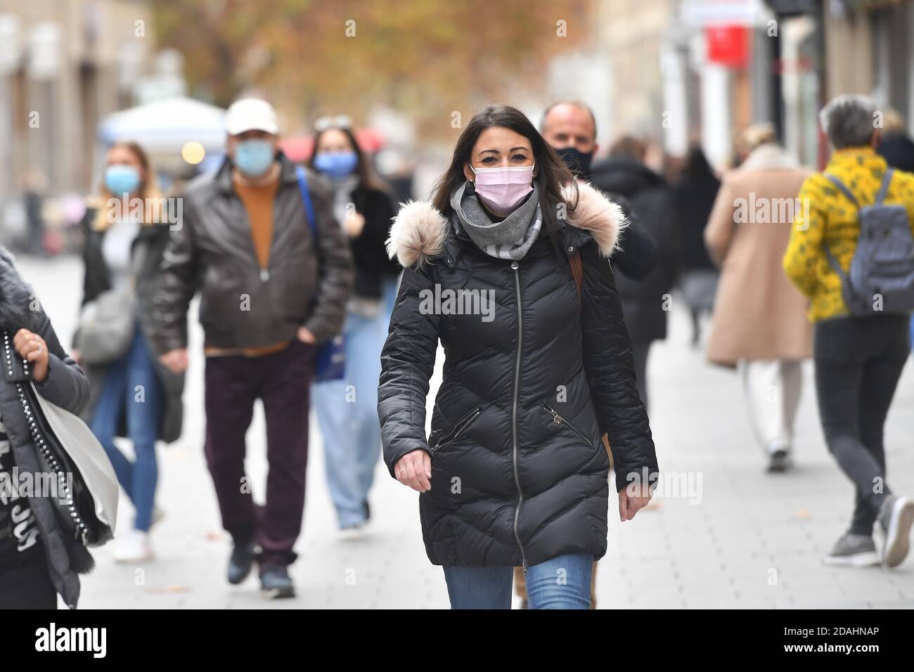 Munich, Deutschland. 11th Nov, 2020. Mask compulsory in the pedestrian ...