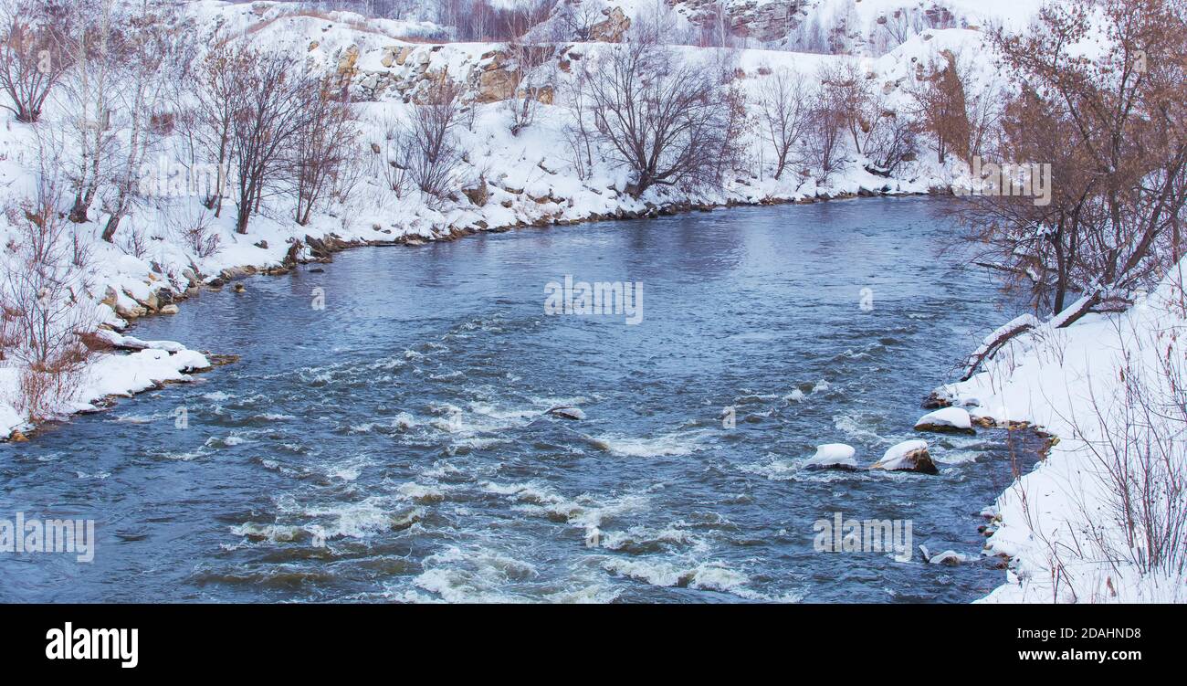 Snow covered river bank hi-res stock photography and images - Alamy
