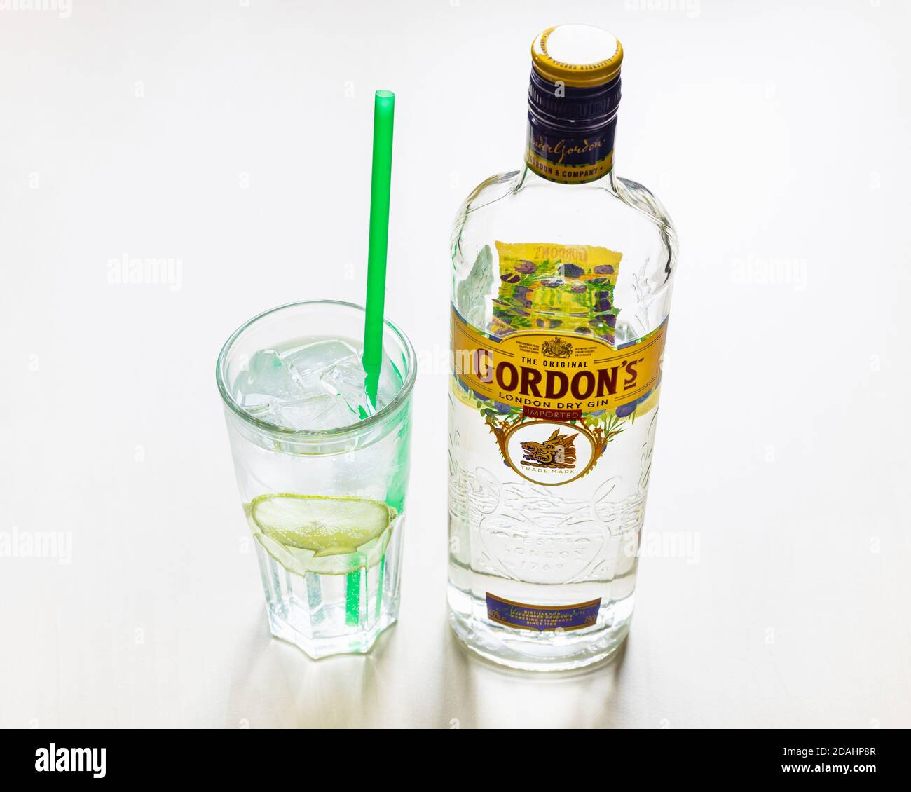 Gordons dry gin and tonic hi-res stock photography and images - Alamy