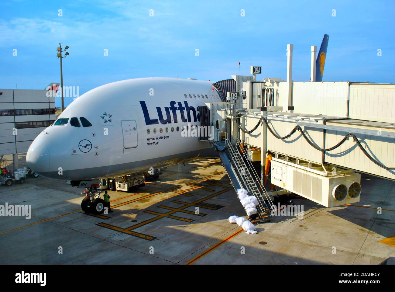 Passenger boarding bridge hi-res stock photography and images - Alamy