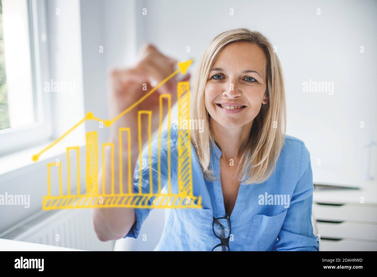 Drawing woman online banking hi-res stock photography and images - Alamy