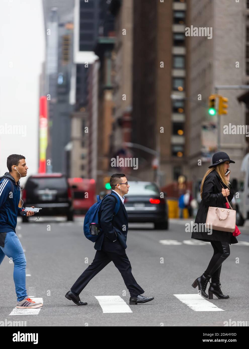 New york pedestrian phones hi-res stock photography and images - Alamy
