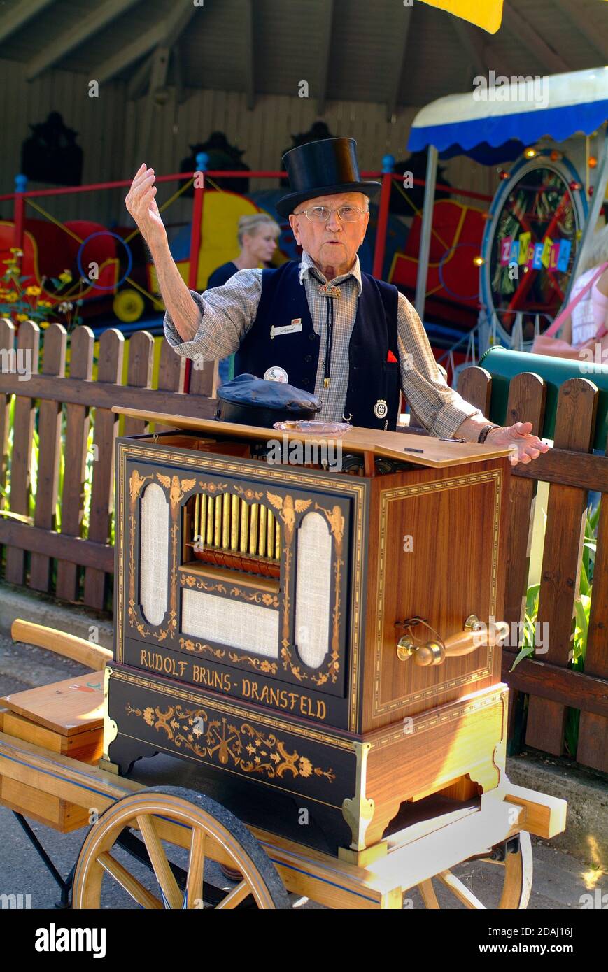 Barrel organ grinder hi-res stock photography and images - Alamy