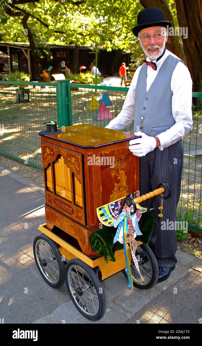 Barrel organ grinder hi-res stock photography and images - Alamy