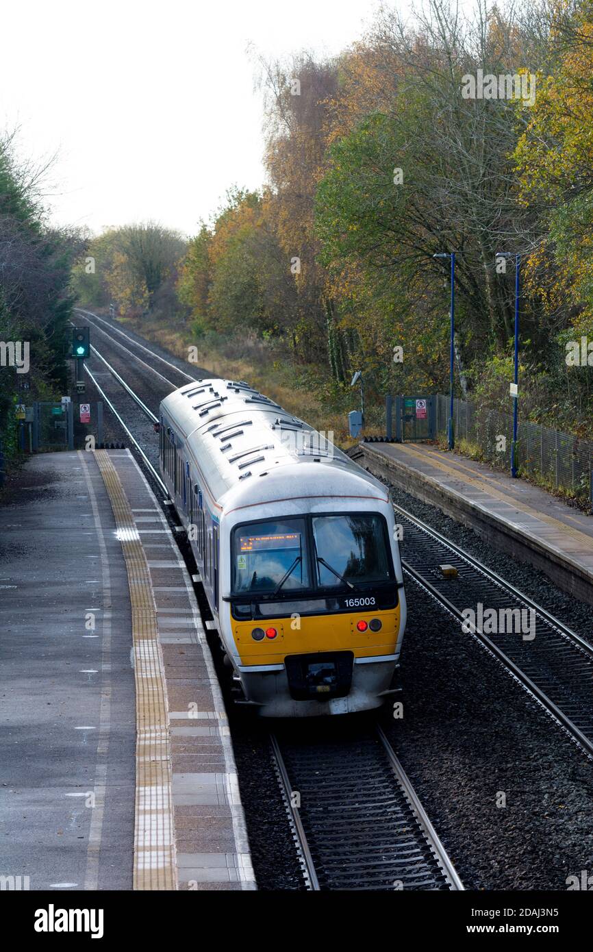 Chiltern Railways class 165 diesel train at Lapworth station in autumn ...