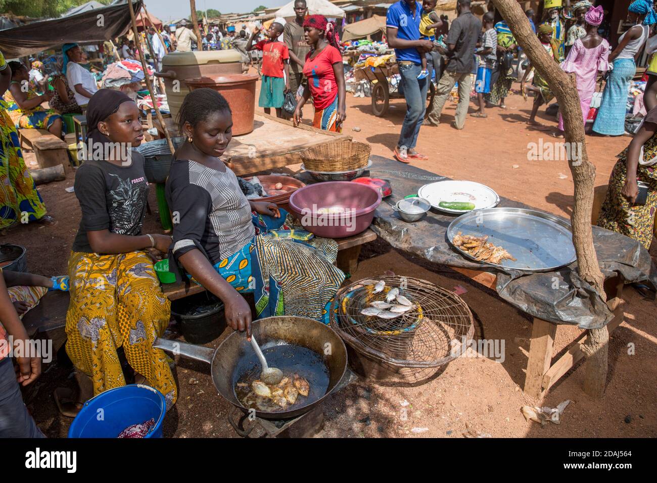 Selling fried fish africa hi-res stock photography and images - Alamy