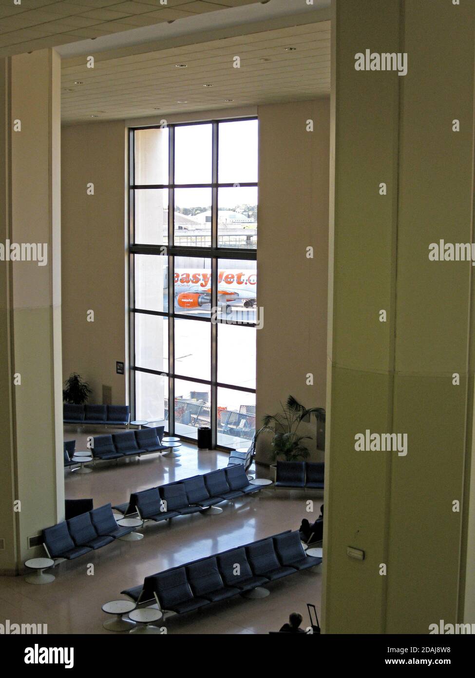 Inside airports hi-res stock photography and images - Alamy