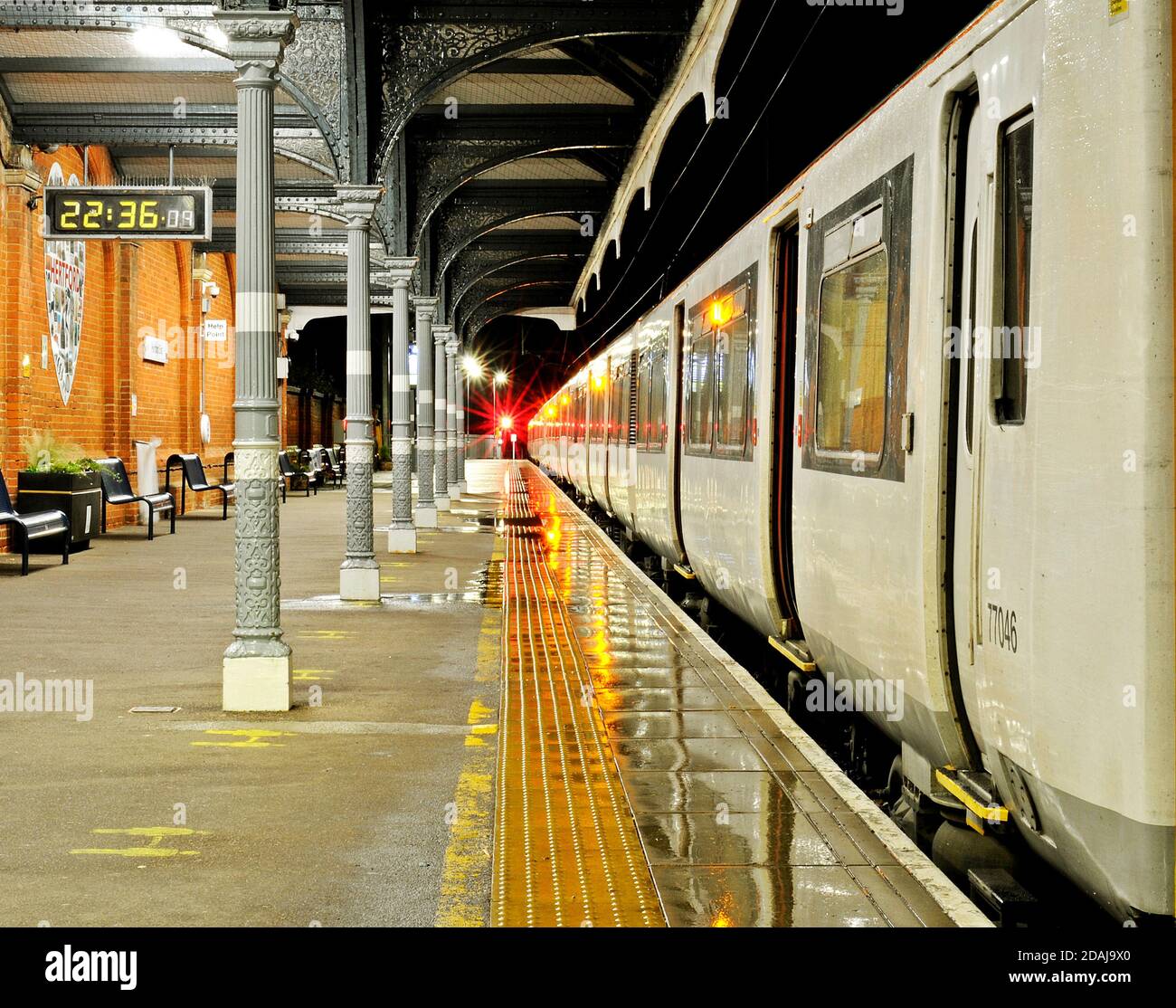 Train station clock hi-res stock photography and images - Alamy