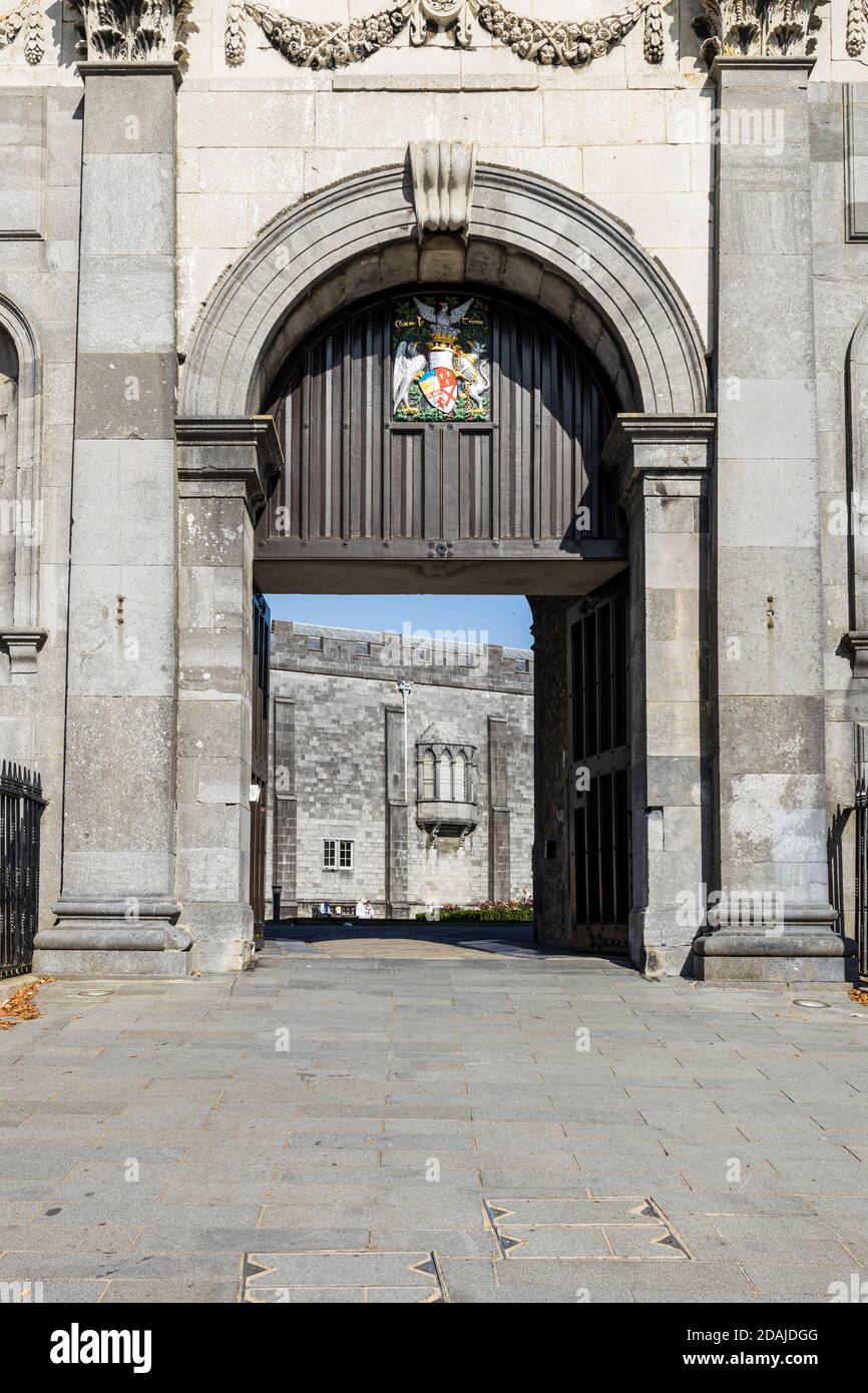 Main gate entrance to Kilkenny castle, County Kilkenny, Ireland Stock Photo - Alamy