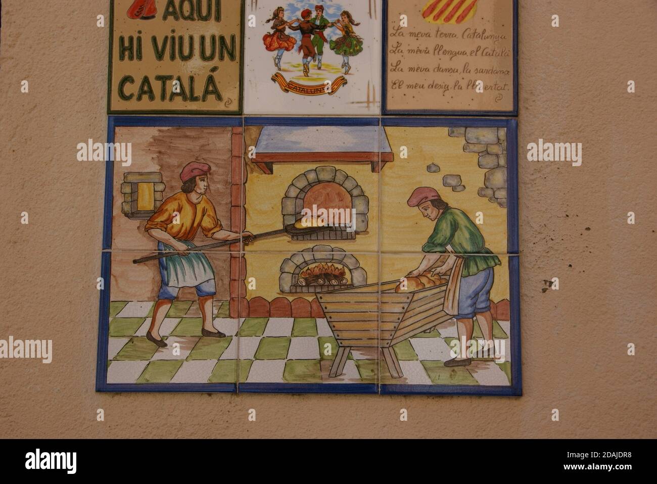 Catalonian lives here, hi viu un Catala, dancers dance the sardane ...