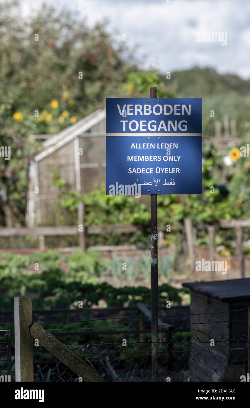 Forbidden access only for members sign in Dutch and several languages ...