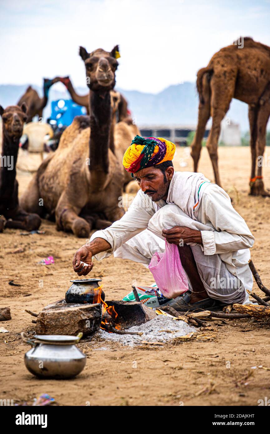 Man in indian dress cooking hi-res stock photography and images - Alamy