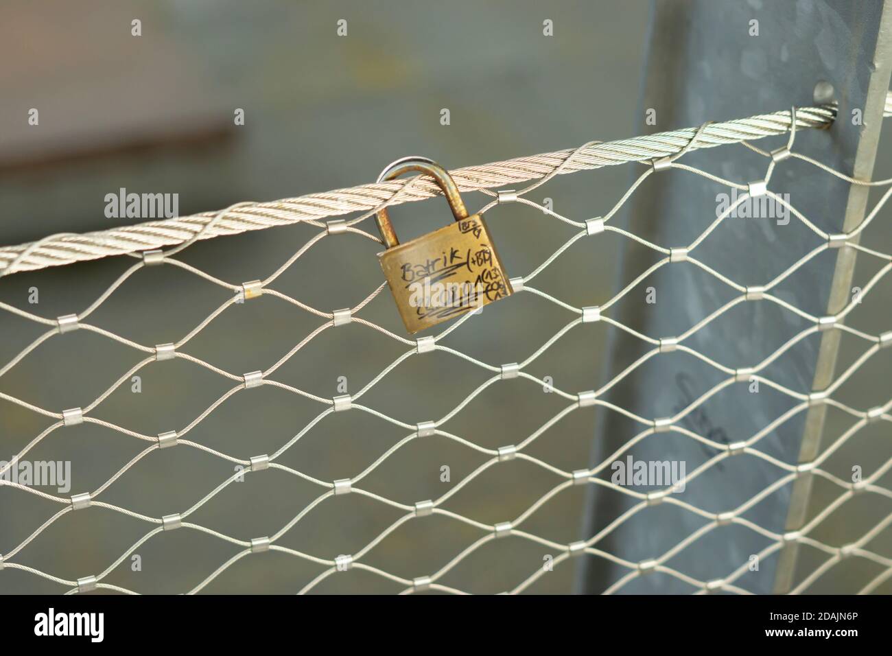 Couple love lock hi-res stock photography and images - Alamy