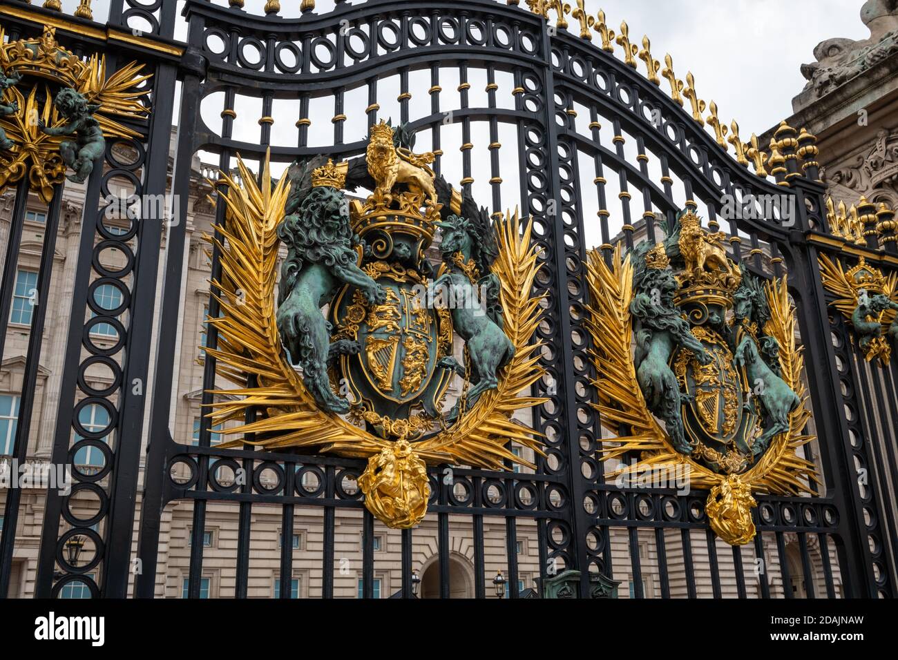 The royal crests on the ornate iron gate of Buckingham Palace. London ...
