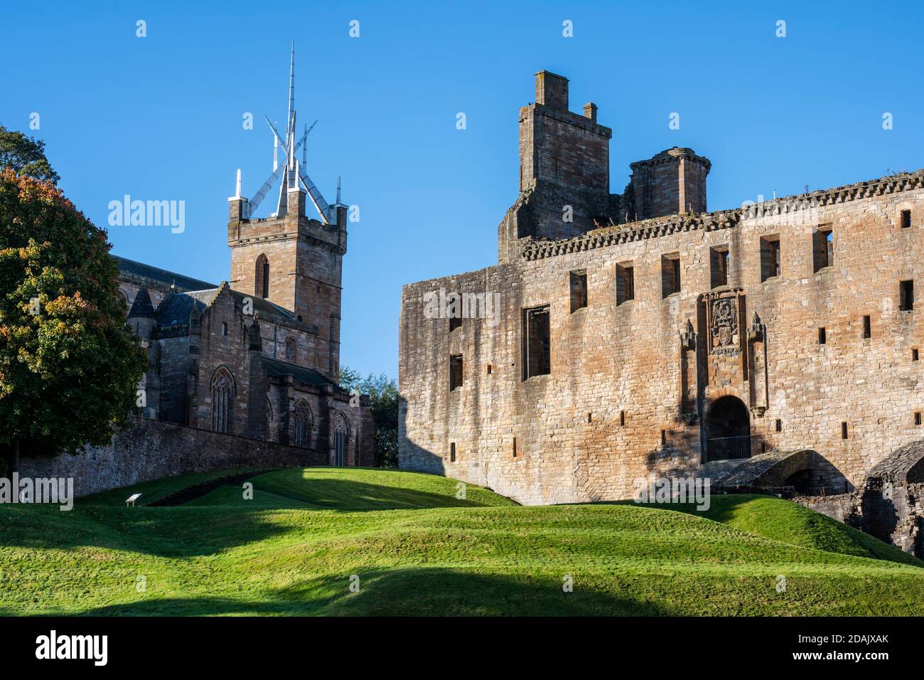 St Michael’s Parish Church and north face of the ruins of Linlithgow ...