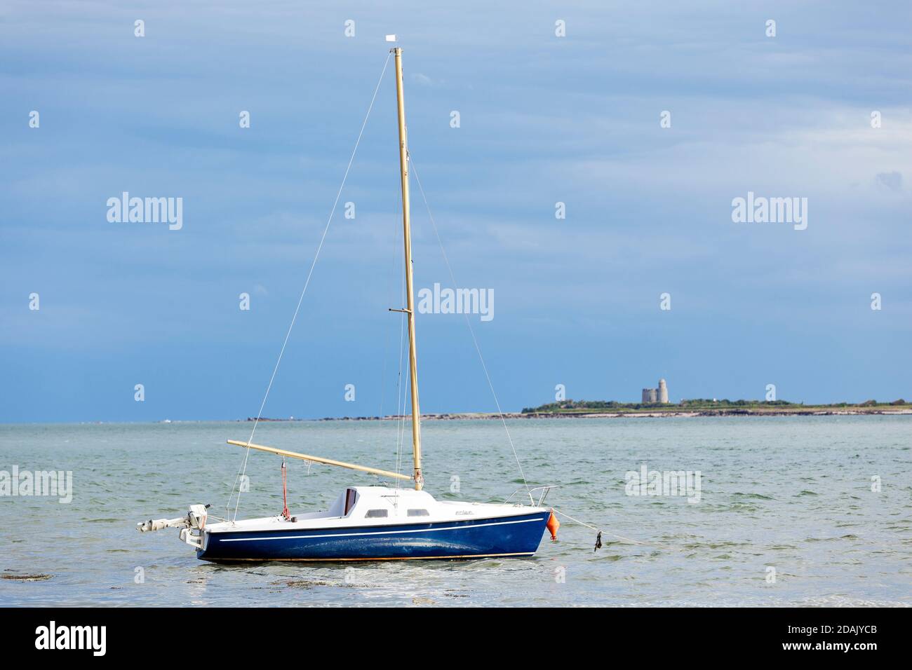Segelboot vor Anker bei Saint Vaast la Hougue, Cotentin Halbinsel ...