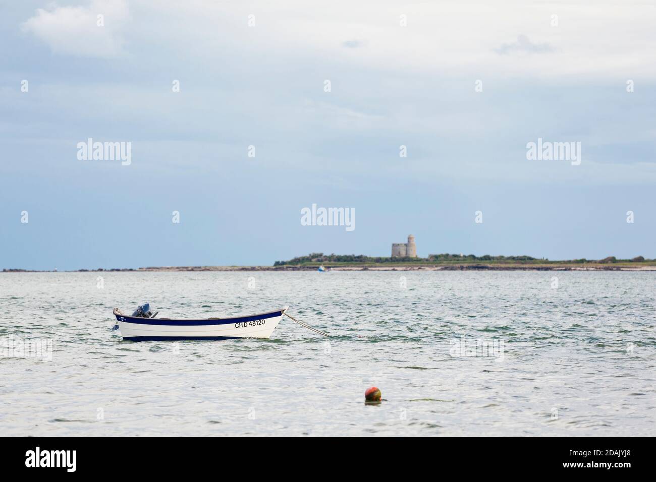 Boot vor Anker bei Saint Vaast la Hougue, Cotentin Halbinsel, Normandie ...
