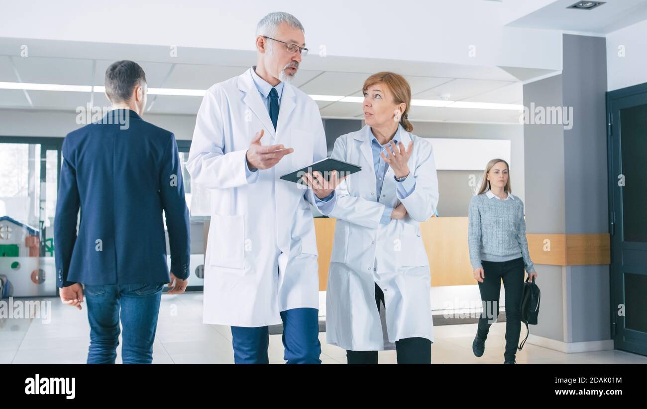 Doctor talks patient through tablet hi-res stock photography and images ...