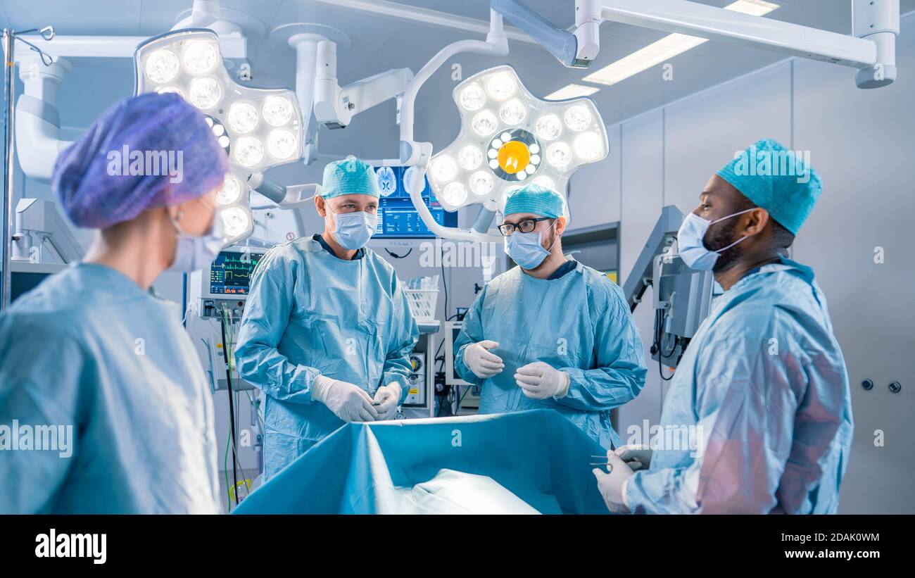 Doctor nurses in discussion nurses hi-res stock photography and images - Alamy