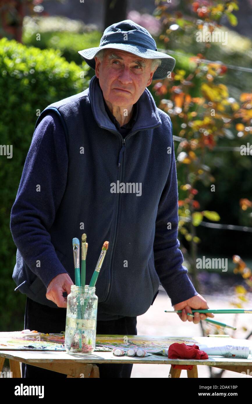 Girvan Artist James Harrigan at work in Orchard Gardens Girvan, South ...