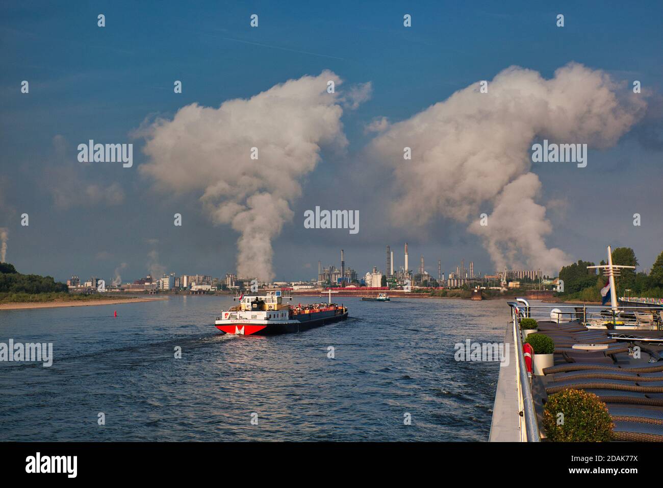 Steam barge hi-res stock photography and images - Alamy