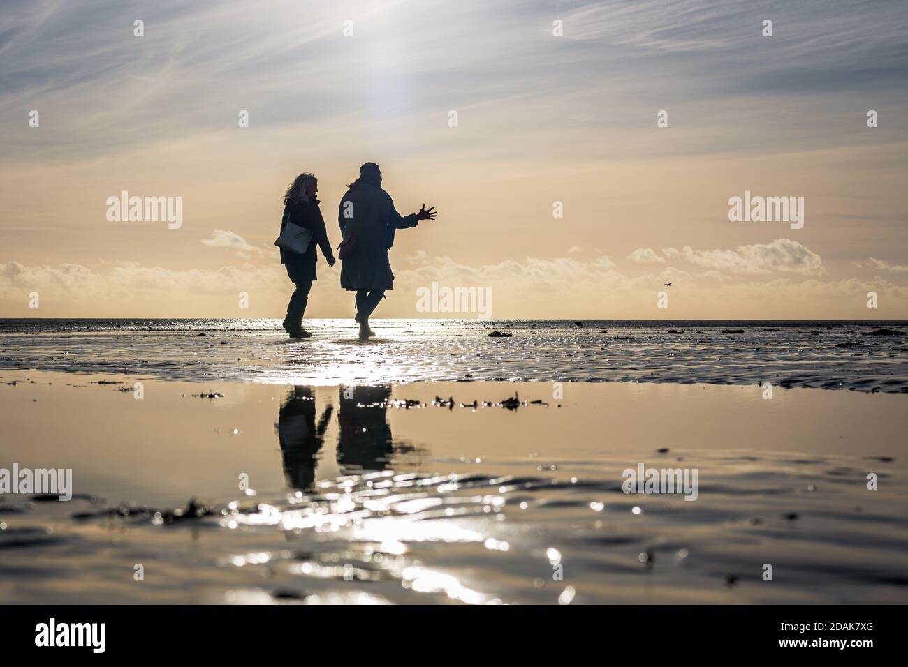 Walk along seafront hi-res stock photography and images - Alamy