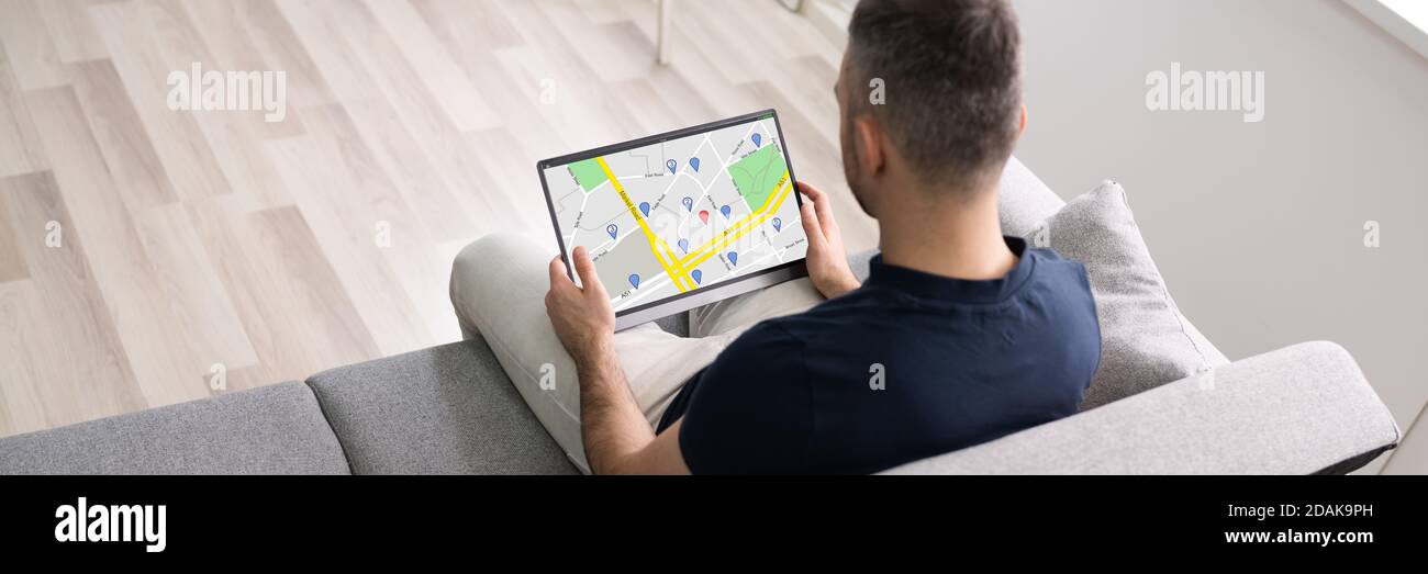 Using map on tablet hi-res stock photography and images - Alamy