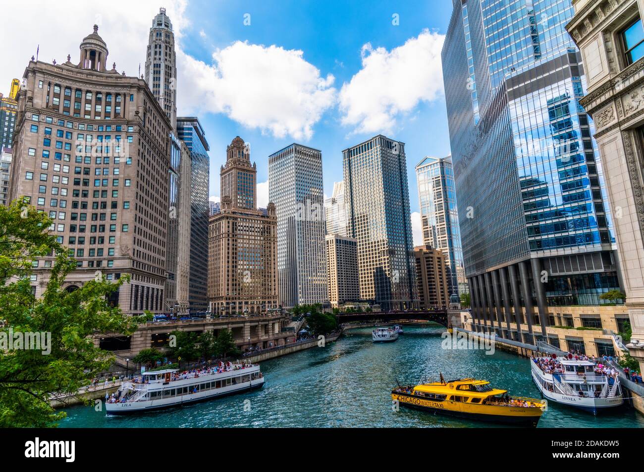 Chicago River and the Chicago skyline Stock Photo - Alamy