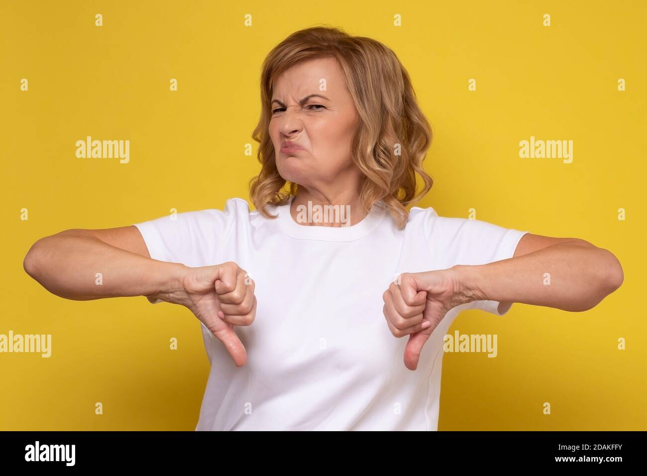 Person giving thumbs down hi-res stock photography and images - Alamy