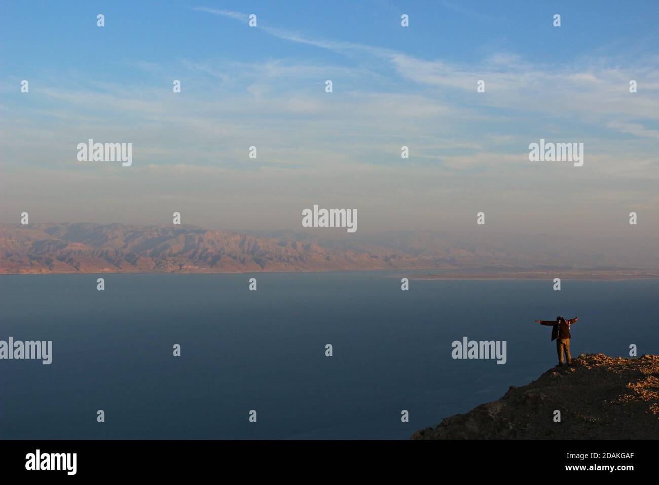 Man overlooking desert hi-res stock photography and images - Alamy