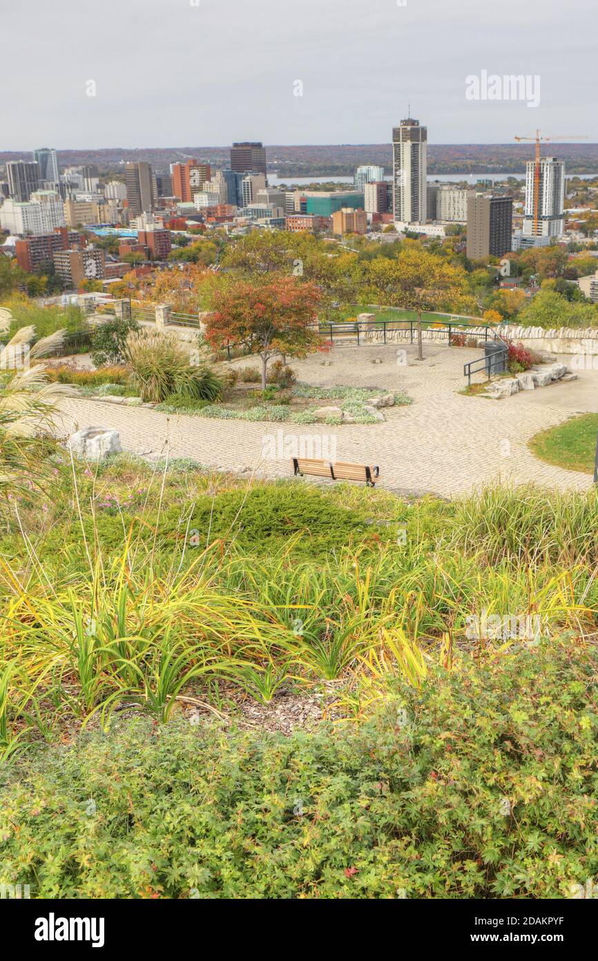 Skyline city hamilton niagara escarpment hi-res stock photography and ...