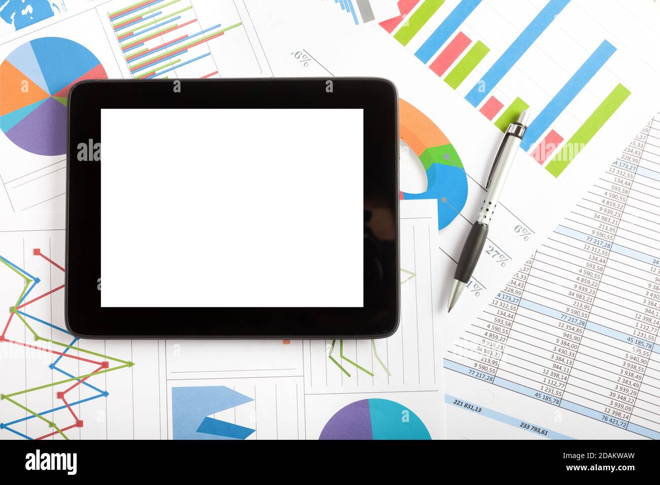Digital tablet showing charts hi-res stock photography and images - Alamy