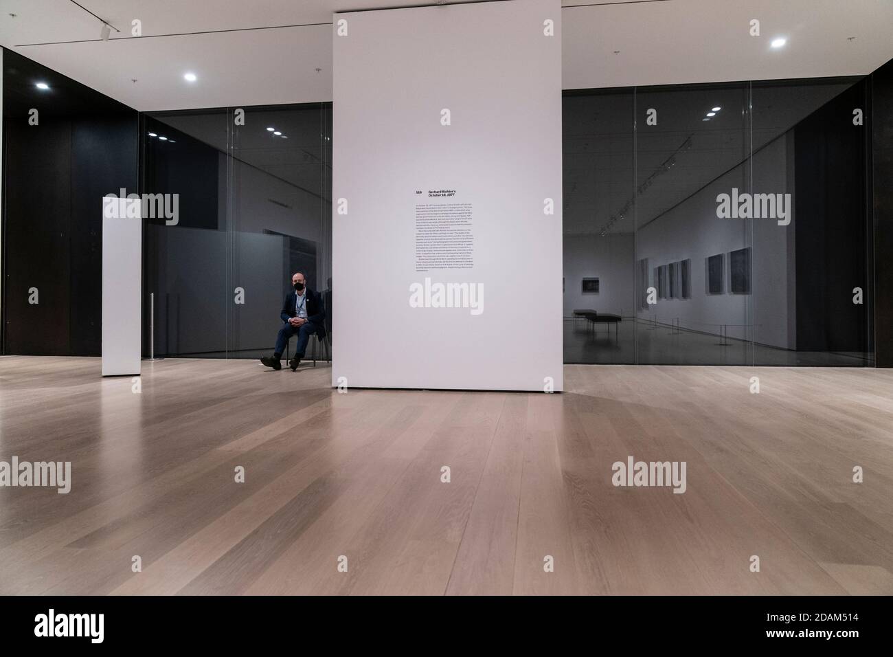 Art museum security guard new york hi-res stock photography and images ...