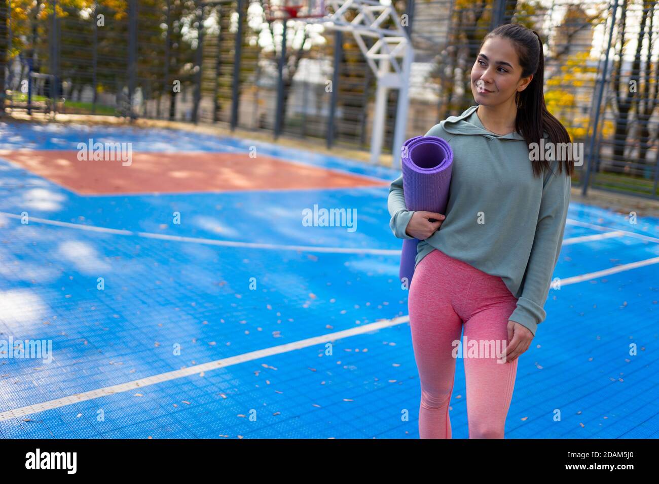 Slim girl hi-res stock photography and images - Alamy