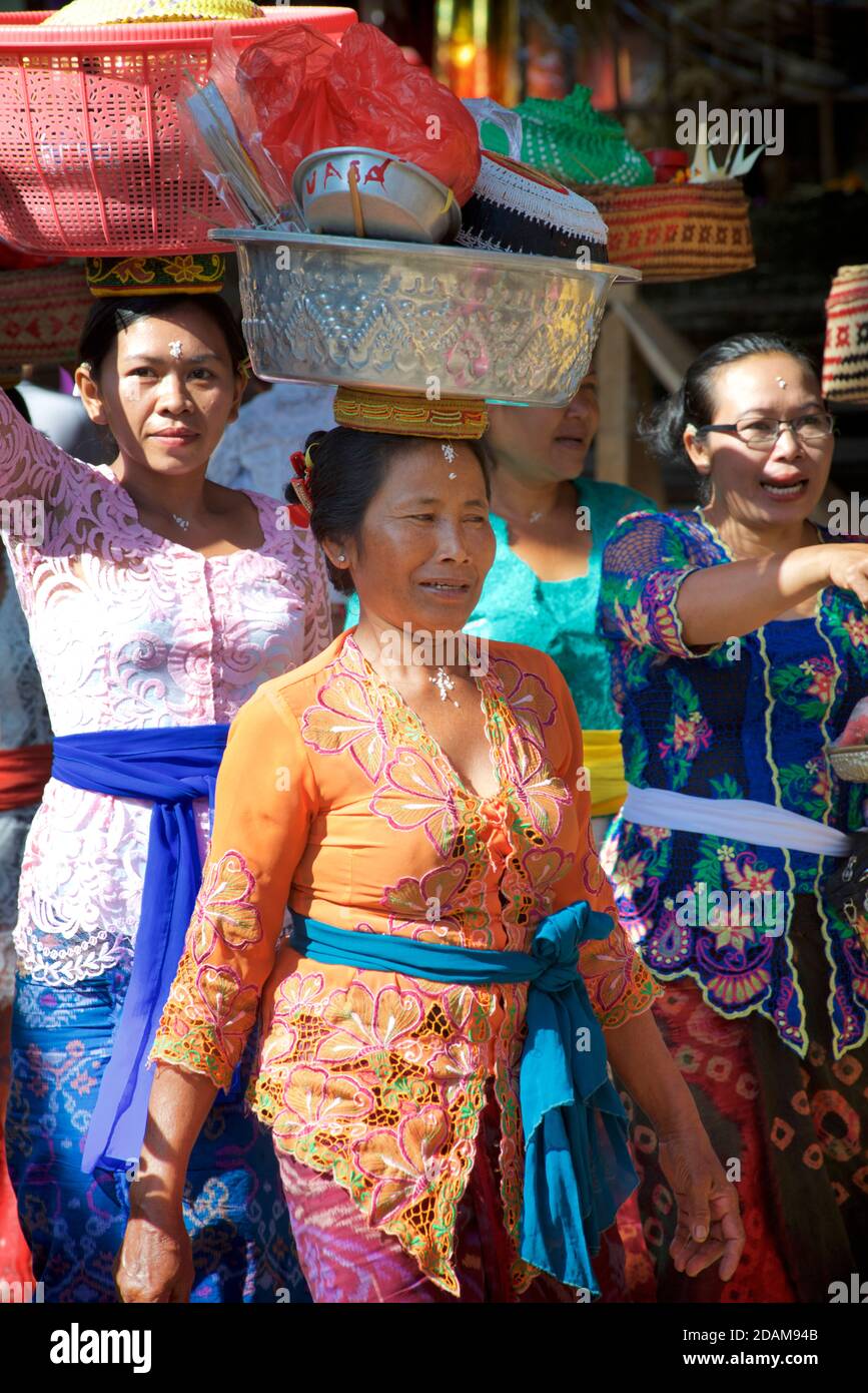 Balinese women carrying offerings to the HIndu temple for Galungan ...