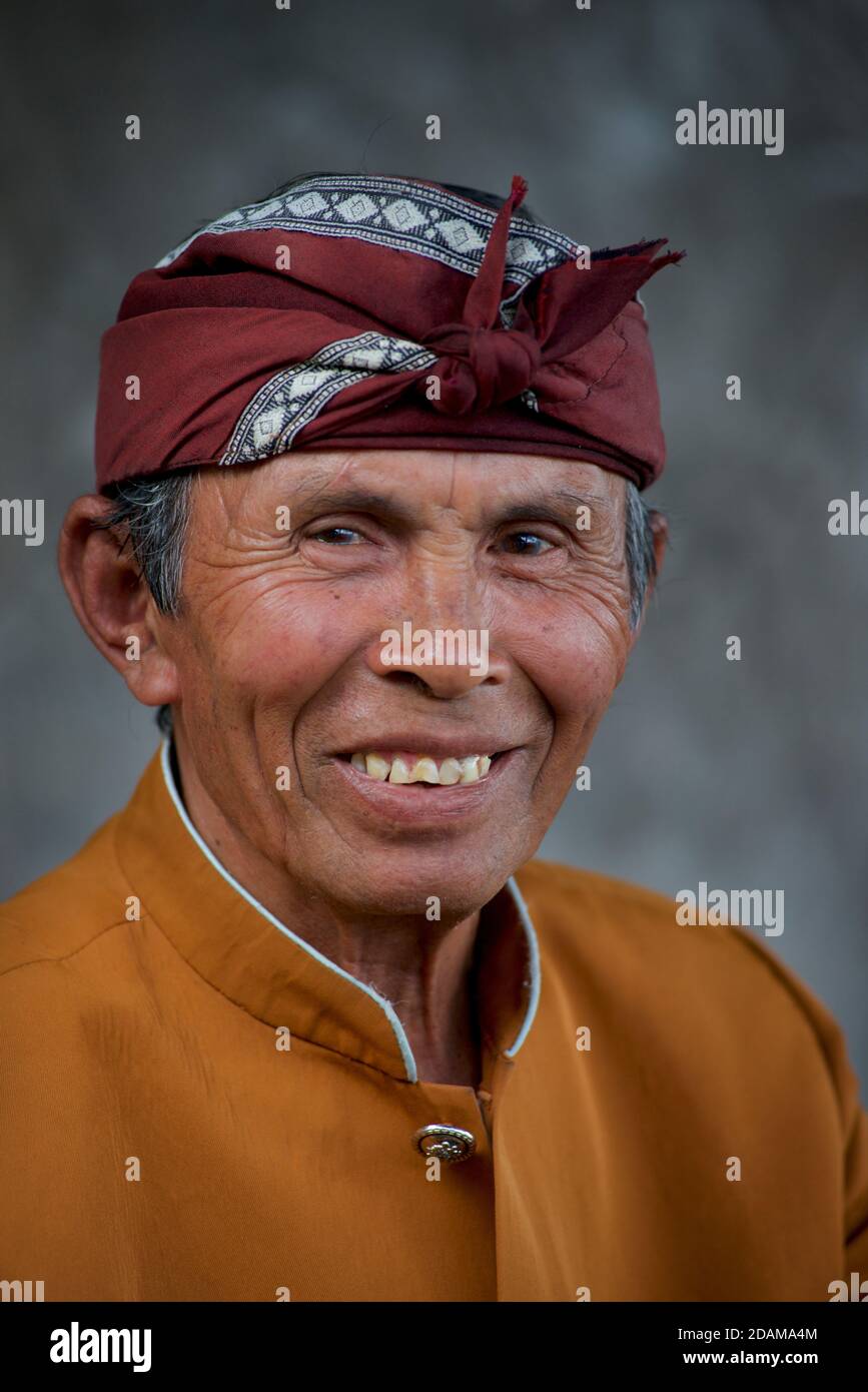 Balinese man in Balinese style attire. Bali, Indonesia Stock Photo - Alamy